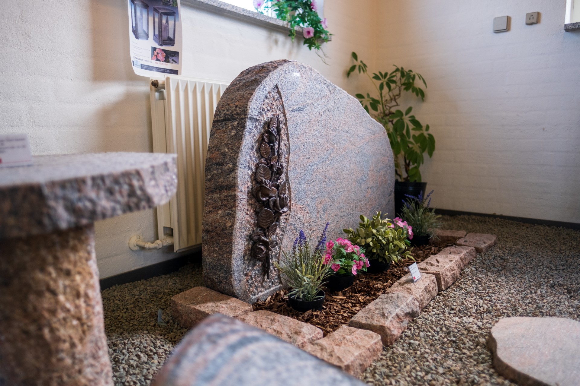 Stenhuggeri Bjerringbro | Inspirerende gravstensudstilling 24/7