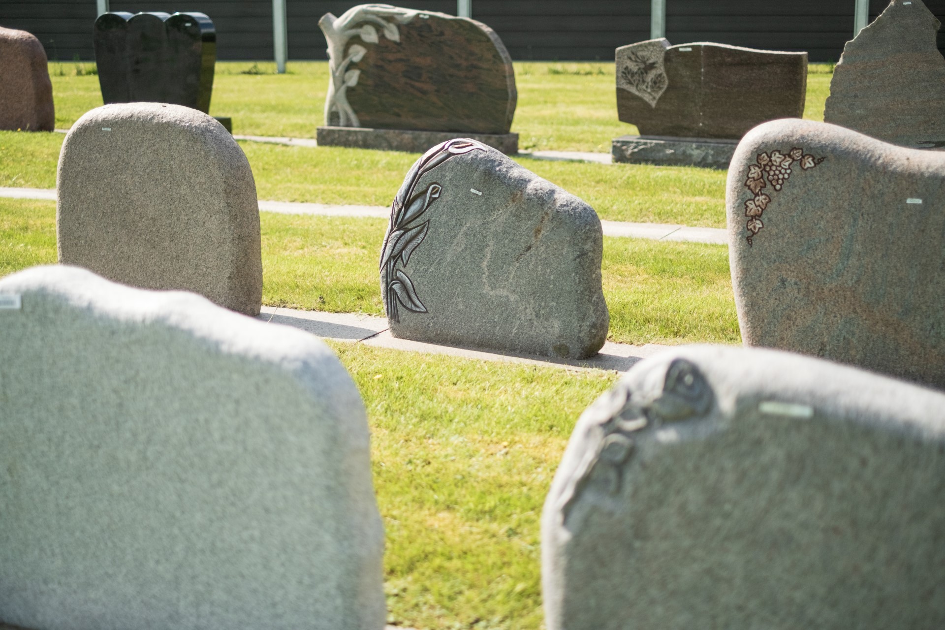 Stenhuggeri Bjerringbro | Inspirerende gravstensudstilling 24/7